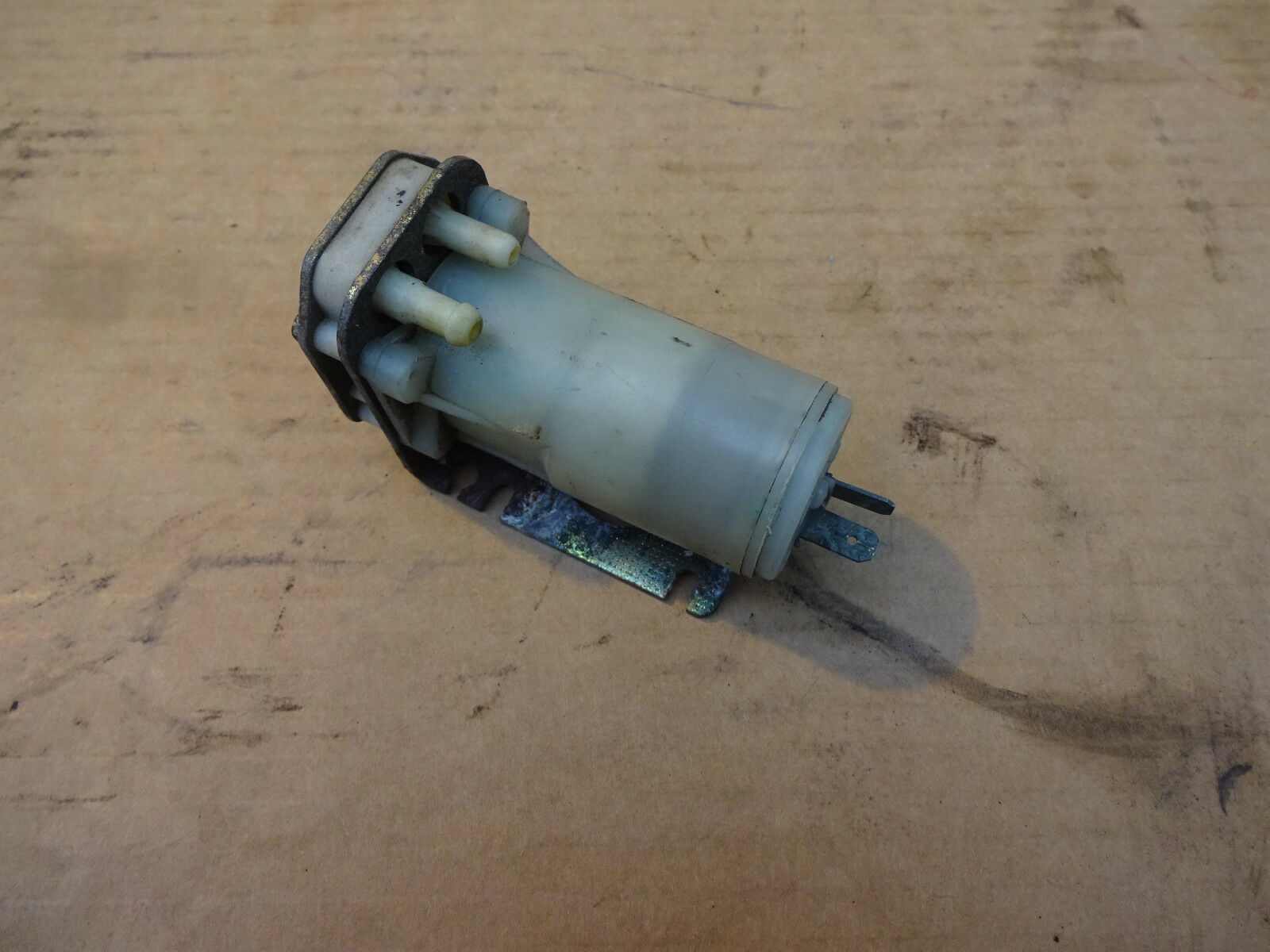 PORSCHE 911 WASHER BOTTLE PUMP PORSCHE 911 SCREEN WASH PUMP 928 WASHER PUMP