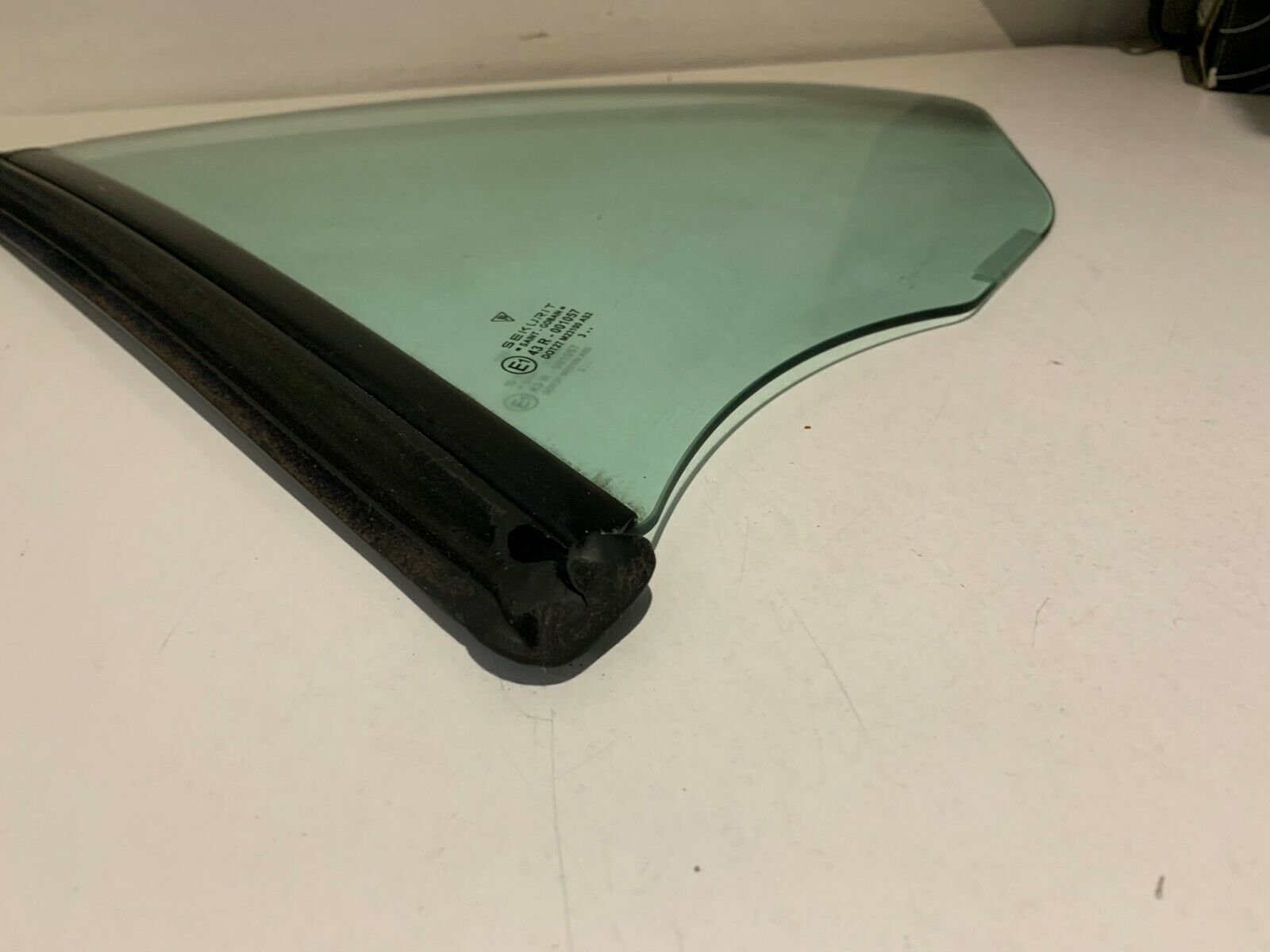 PORSCHE 996 CABRIOLET REAR QUARTER GLASS PORSCHE 996 REAR DROP GLASS EJJ