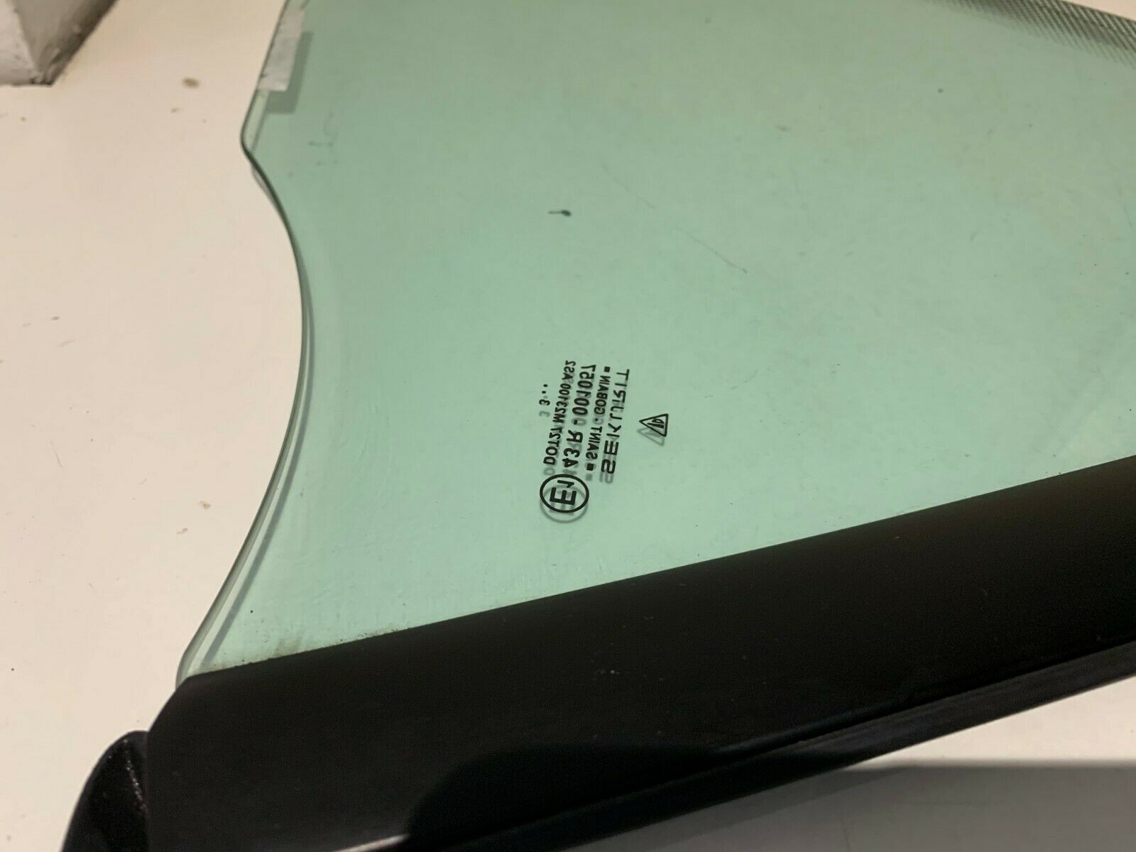 PORSCHE 996 CABRIOLET REAR QUARTER GLASS PORSCHE 996 REAR DROP GLASS EJJ