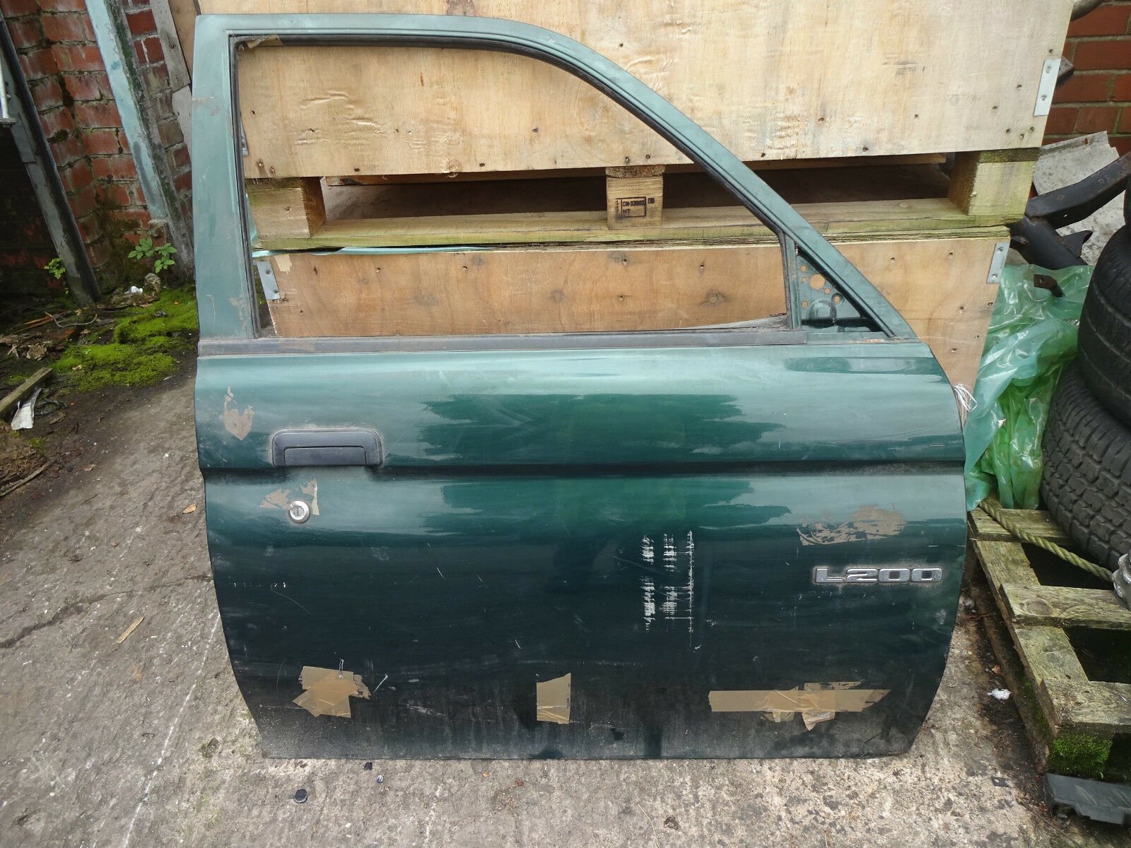 MITSUBISHI L200 DOOR