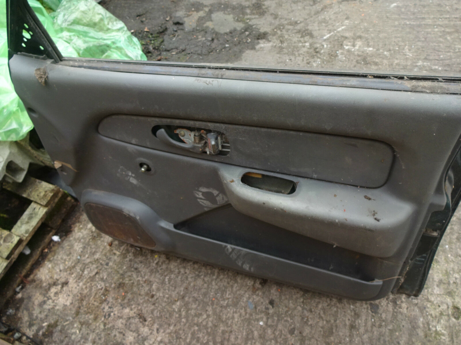 MITSUBISHI L200 DOOR