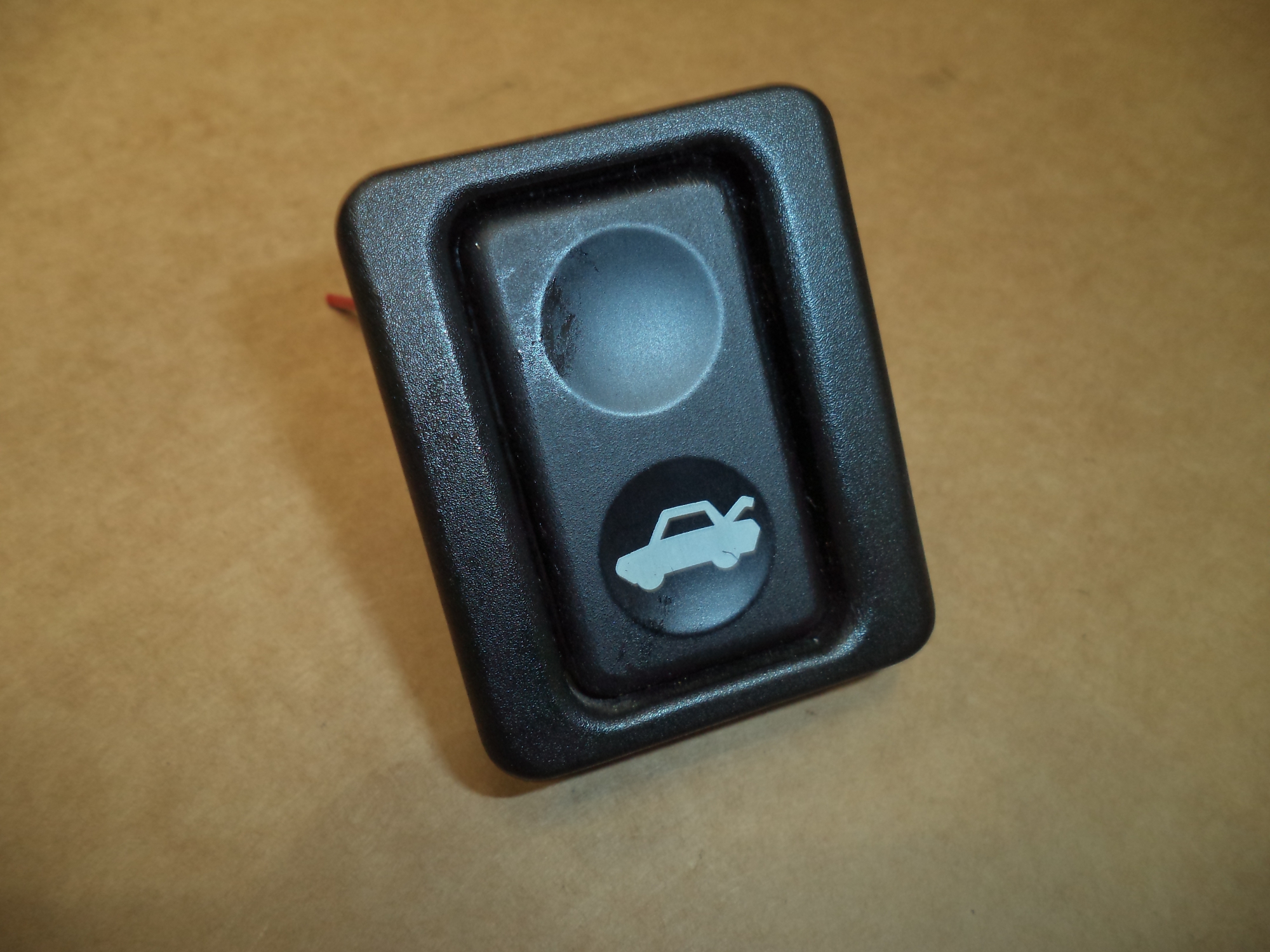 PORSCHE 944 HATCH RELEASE BUTTON. 944 TAILGATE RELEASE BUTTON Loc ...