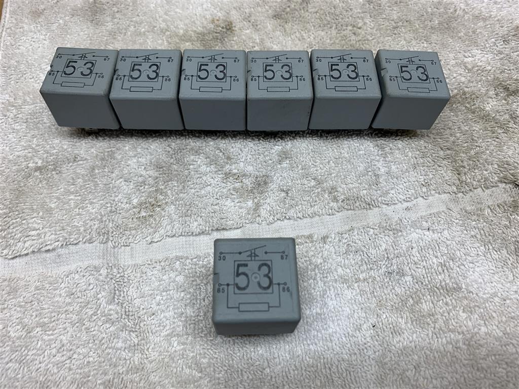 PORSCHE VW VOLKSWAGEN 4 PIN RELAY 141951253B