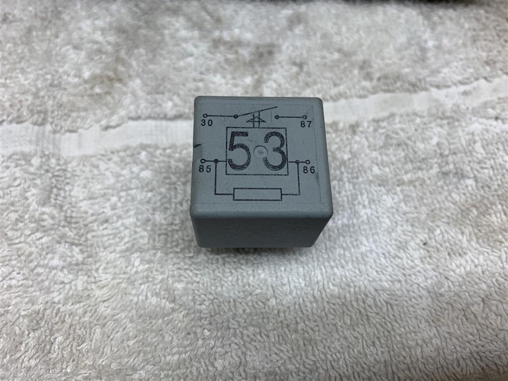 PORSCHE VW VOLKSWAGEN 4 PIN RELAY 141951253B