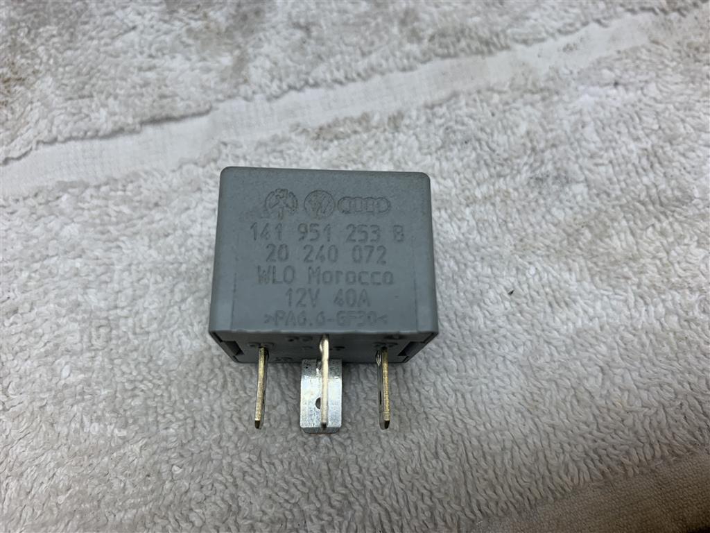 PORSCHE VW VOLKSWAGEN 4 PIN RELAY 141951253B