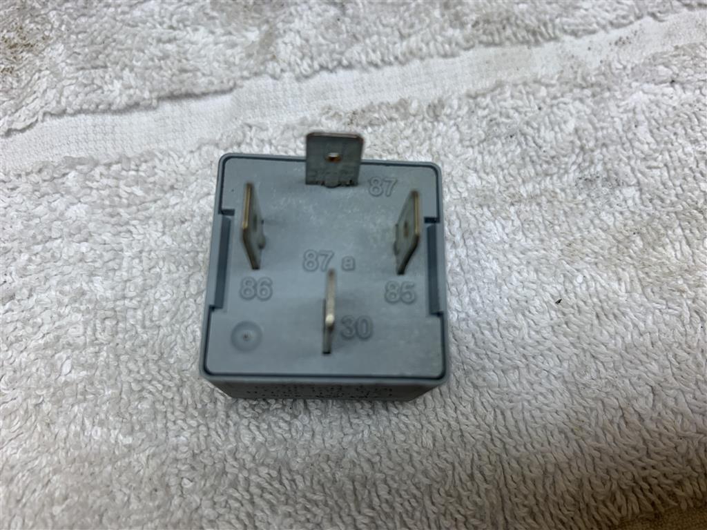 PORSCHE VW VOLKSWAGEN 4 PIN RELAY 141951253B