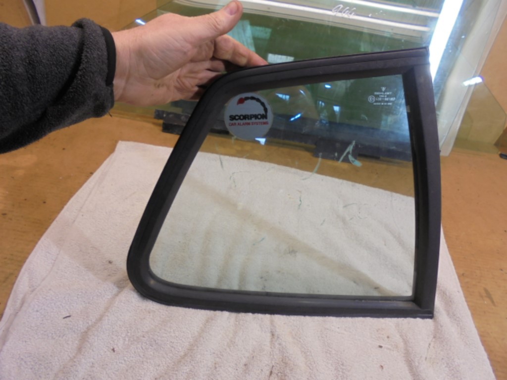 Porsche 944 Coupe Right Rear Quarter Glass and Seal 944 Coupe O/S/R 1/4 ...