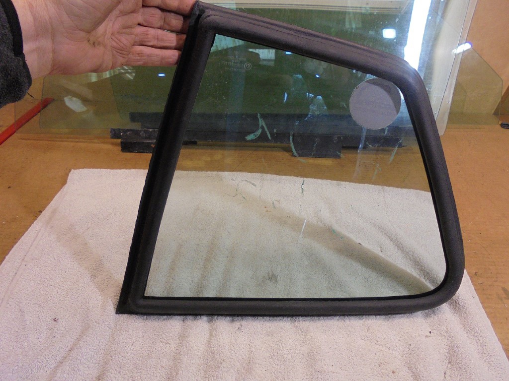 Porsche 944 Coupe Right Rear Quarter Glass and Seal 944 Coupe O/S/R 1/4 ...