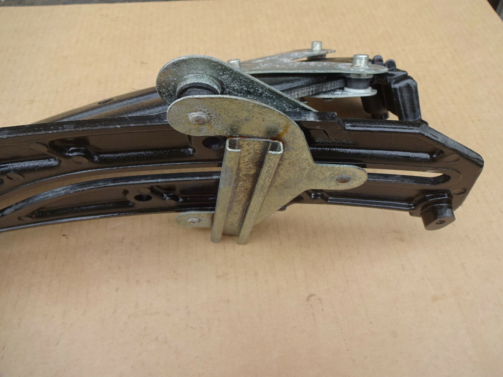 ASTON MARTIN DB7 VOLANTE REAR QUARTER GLASS MECHANISUM ASTON MARTIN DB7 ...