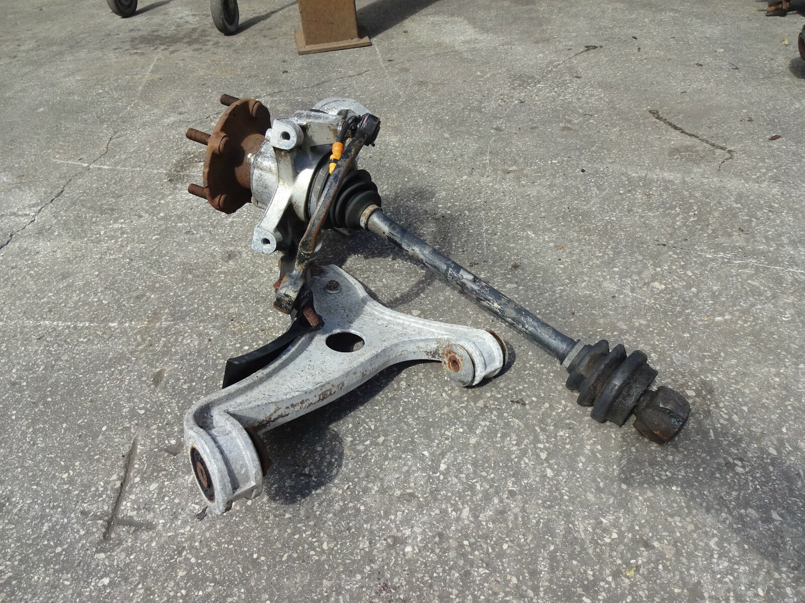 PORSCHE 964 FRONT HUB AND WISHBONE 964 CARRERA 4 FRONT HUB AND WISH BONE